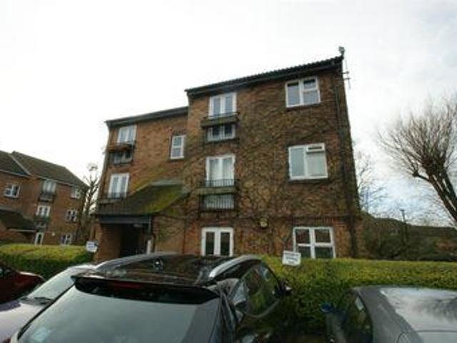 2 Bedrooms Flat for rent in Boveney Close, Cippenham, Slough SL1