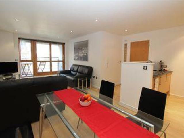 2 Bedrooms Flat for rent in Bowman Lane, Hunslet, Leeds LS10