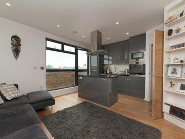 2 Bedrooms Flat for rent in Boleyn Road, Dalston, London N16