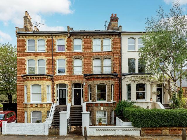 2 Bedrooms Flat for Rent in Bolingbroke Grove | Foxtons