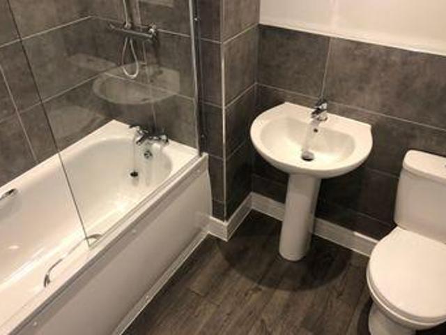 2 Bedrooms Flat for rent in Bolton Road, Westhoughton, Bolton BL5