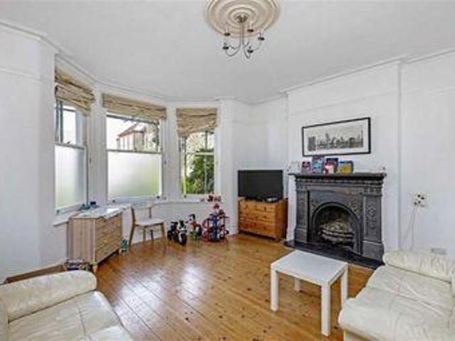 2 Bedrooms Flat for rent in Bonneville Gardens, London SW4