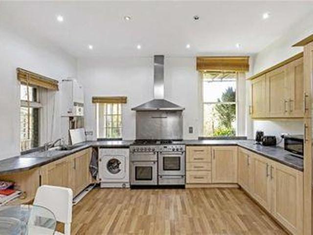 2 Bedrooms Flat for rent in Bonneville Gardens, London SW4