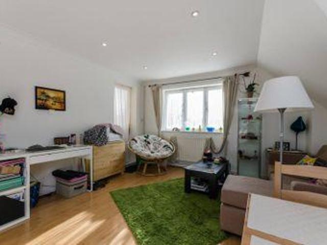 2 Bedrooms Flat for rent in Bordeston Court, Brentford TW8