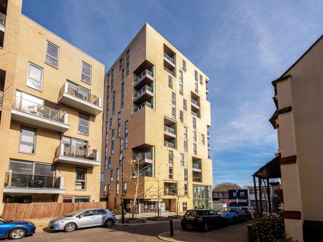 2 Bedrooms Flat for Rent in Batavia Road | Foxtons