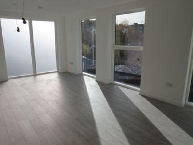 2 Bedrooms Flat for rent in Battersea Park Road, Battersea SW11