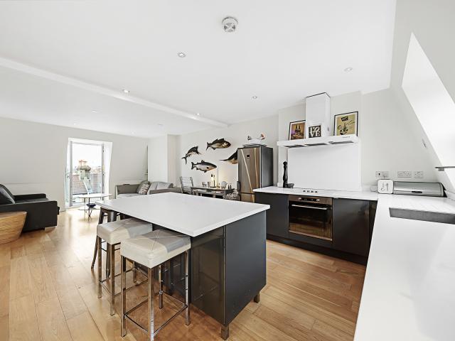 2 Bedrooms Flat for Rent in Battersea Park Road, SW11 | Foxtons