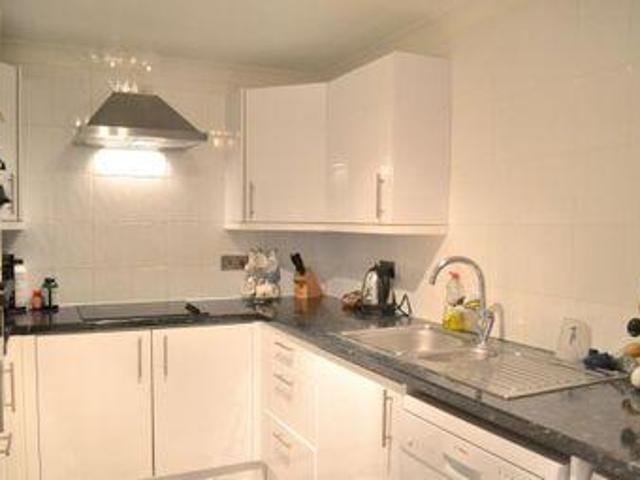 2 Bedrooms Flat for rent in Back Church Lane, Hooper Square, London E1