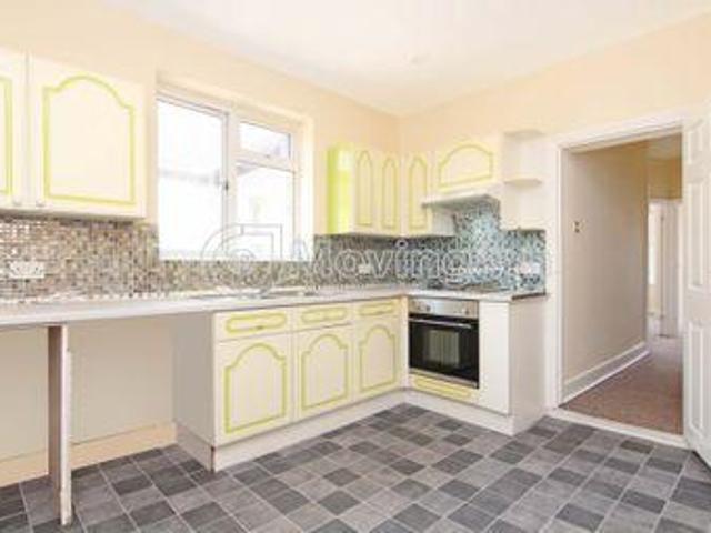 2 Bedrooms Flat for rent in Balfour Road, South Norwood, London SE25