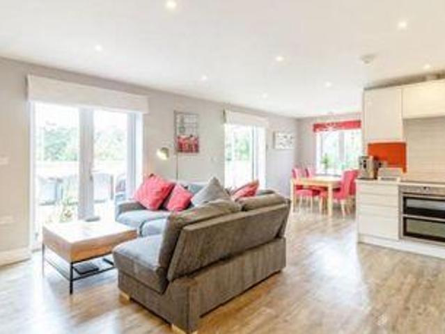 2 Bedrooms Flat for rent in Balham High Road, Balham, London SW12