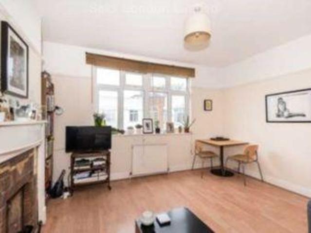 2 Bedrooms Flat for rent in Balham High Road, London SW17