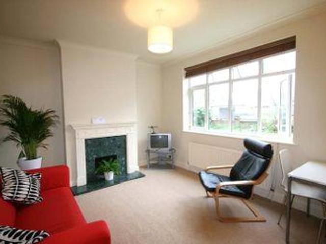 2 Bedrooms Flat for rent in Balham High Road, London SW17