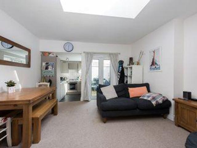 2 Bedrooms Flat for rent in Ballater Road, London SW2
