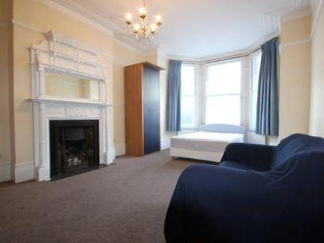 2 Bedrooms Flat for rent in Ballards Lane, London N12