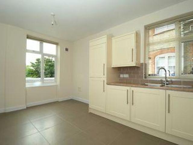 2 Bedrooms Flat for rent in Ballards Lane, London N3