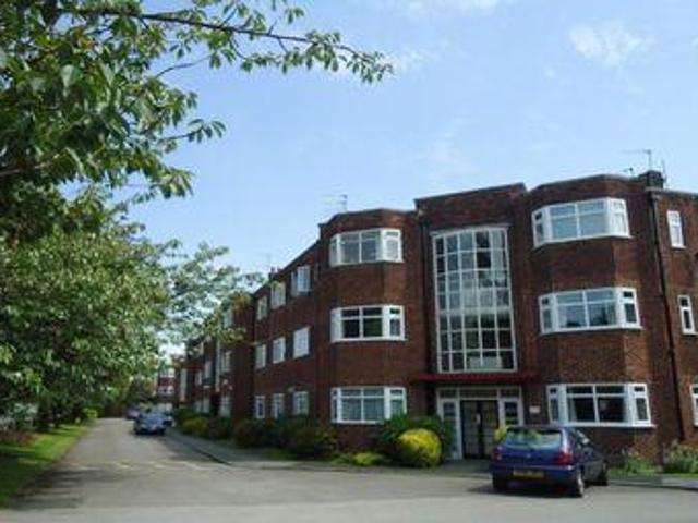 2 Bedrooms Flat for rent in Ballbrook Court, Manchester M20