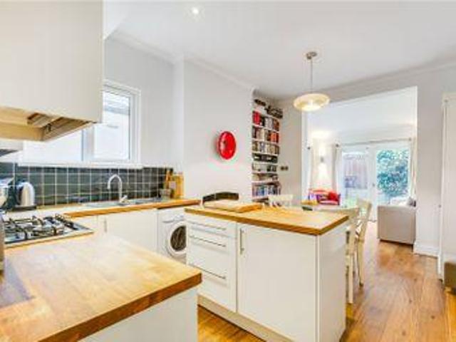 2 Bedrooms Flat for rent in Barmouth Road, London SW18