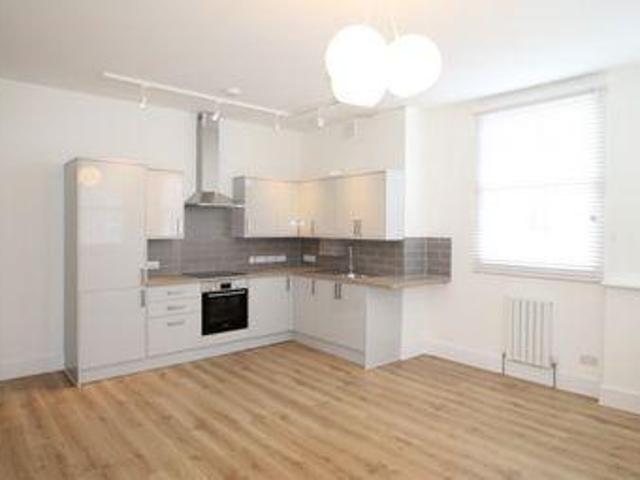 2 Bedrooms Flat for rent in Barnard Close, London SE18