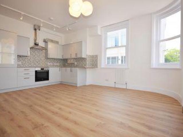 2 Bedrooms Flat for rent in Barnard Close, London SE18