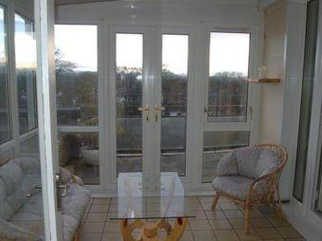 2 Bedrooms Flat for rent in Barnton Court, Barnton, Edinburgh EH4