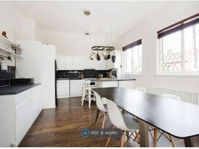 2 Bedrooms Flat for rent in Barrow Road, London SW16
