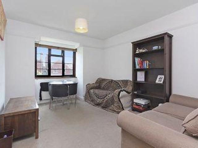 2 Bedrooms Flat for rent in Barrow Road, London SW16
