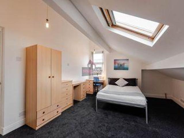 2 Bedrooms Flat for rent in Barrfield Road, Salford, Manchester M6