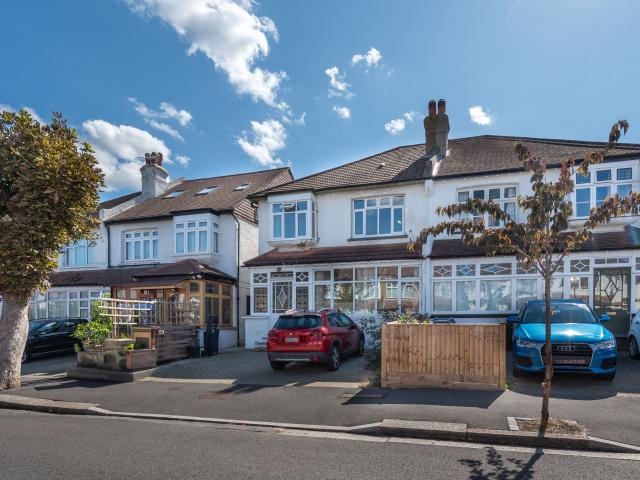 2 Bedrooms Flat for Rent in Beatrice Avenue | Foxtons