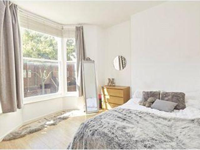 2 Bedrooms Flat for rent in Bedford Road, Clapham North, London SW4