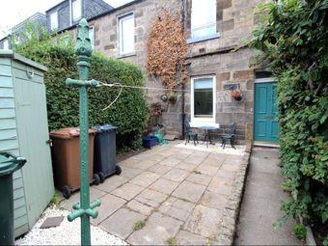 2 Bedrooms Flat for rent in Beechwood Terrace, Edinburgh EH6
