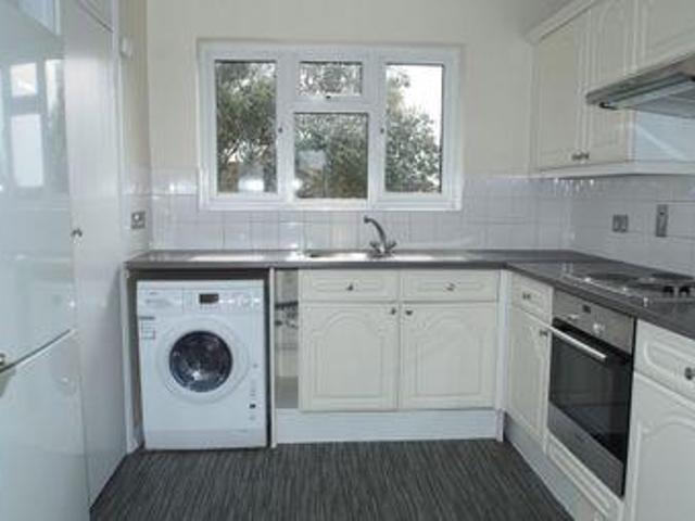 2 Bedrooms Flat for rent in Berkeley Court, Vines Avenue, Finchley, London N3