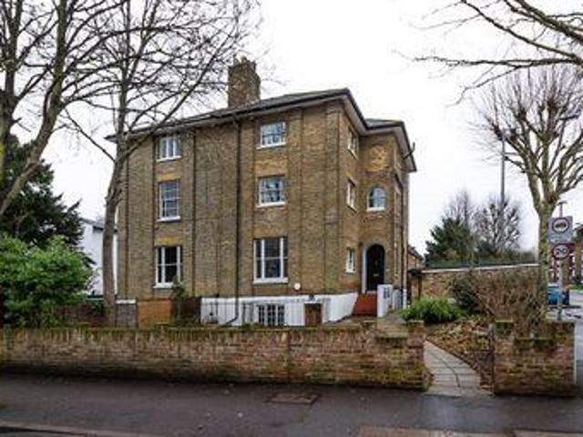 2 Bedrooms Flat for rent in Berrylands Road, Surbiton KT5
