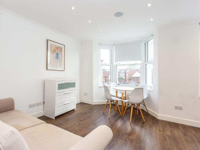 2 Bedrooms Flat for Rent in Beryl Road, | Foxtons