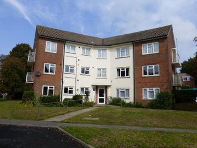 2 Bedrooms Flat for rent in Birches Road, Horsham RH12