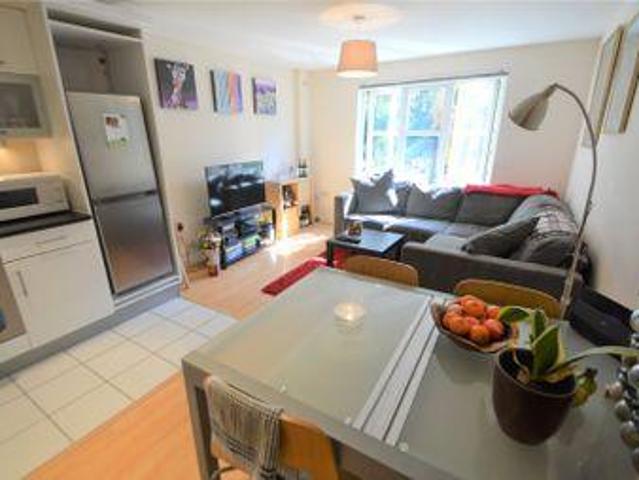 2 Bedrooms Flat for rent in Birdhurst Road, South Croydon CR2