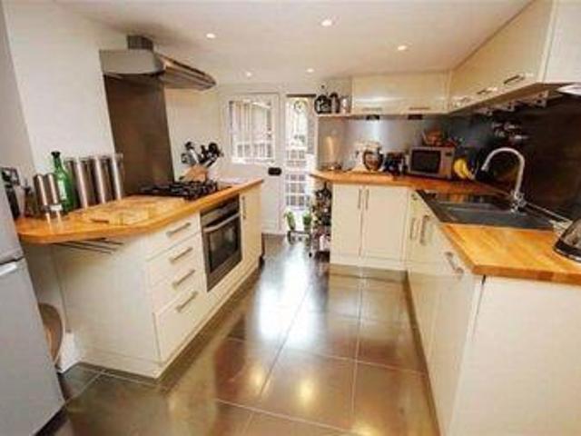 2 Bedrooms Flat for rent in Birnam Road, Finsbury Park, London N4