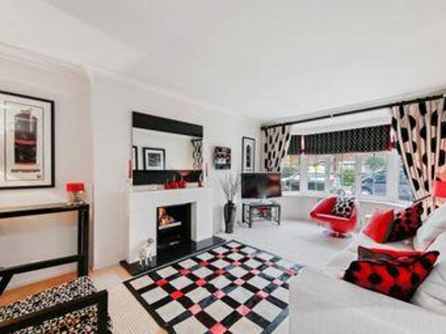 2 Bedrooms Flat for rent in Bishops Close, Richmond TW10