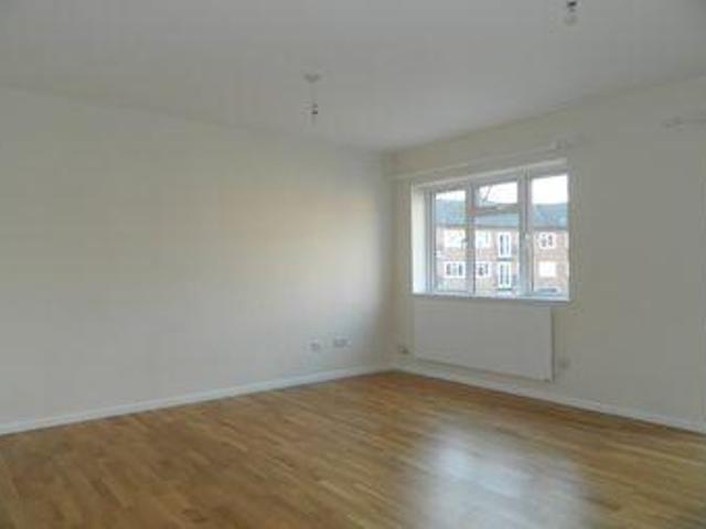 2 Bedrooms Flat for rent in Bishopric, Horsham RH12