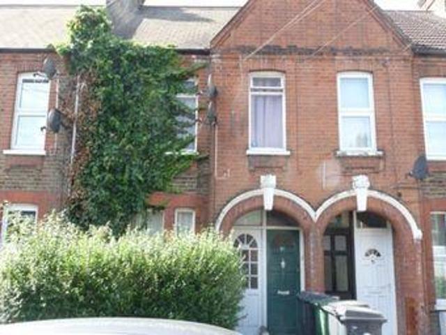 2 Bedrooms Flat for rent in Blyth Road, London E17