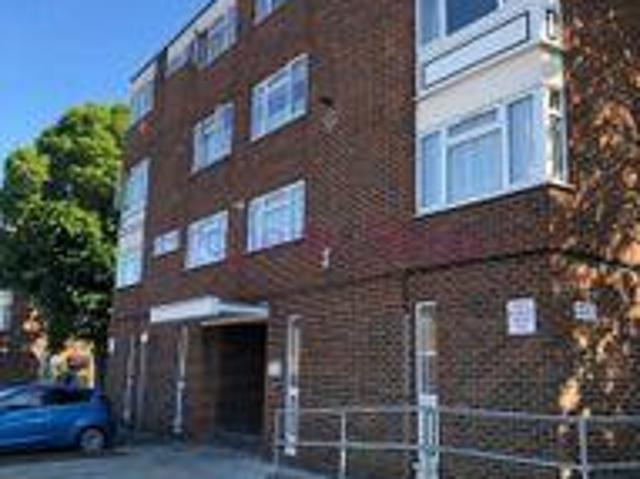 2 Bedrooms Flat for rent in Black Rod Close, Hayes UB3