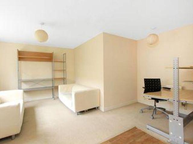 2 Bedrooms Flat for rent in Blakes Road, London SE15