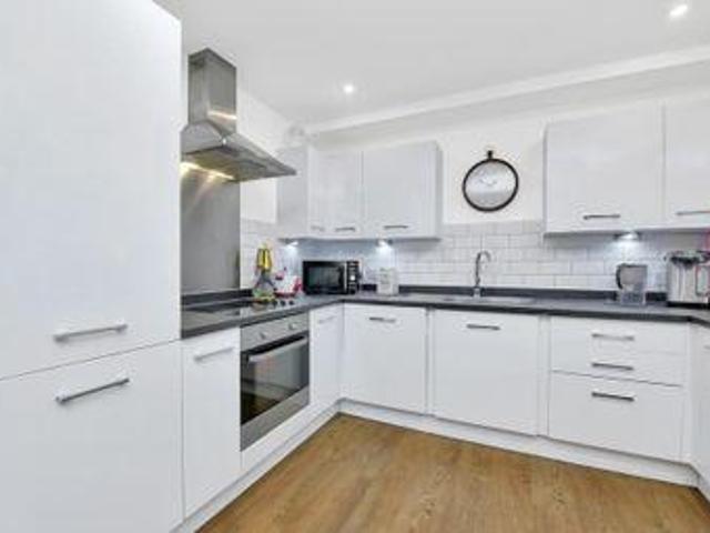 2 Bedrooms Flat for rent in Bloemfontein Road, London W12