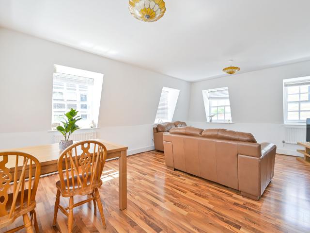 2 Bedrooms Flat for Rent in Brunel Road | Foxtons