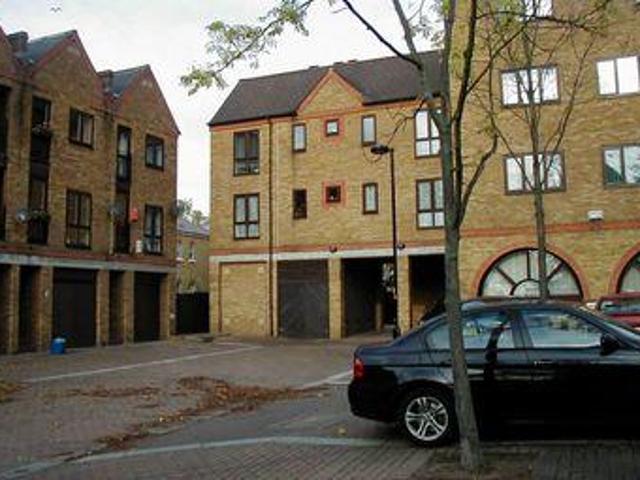 2 Bedrooms Flat for rent in Brunswick Quay, London SE16