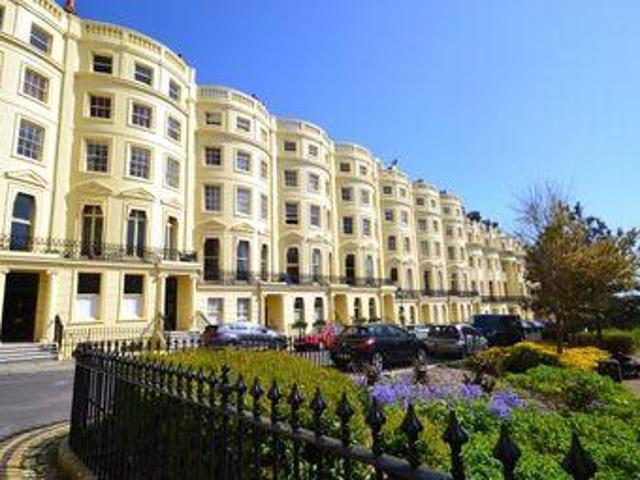 2 Bedrooms Flat for rent in Brunswick Square, Hove BN3