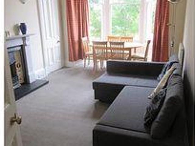 2 Bedrooms Flat for rent in Brunton Terrace, Edinburgh EH7