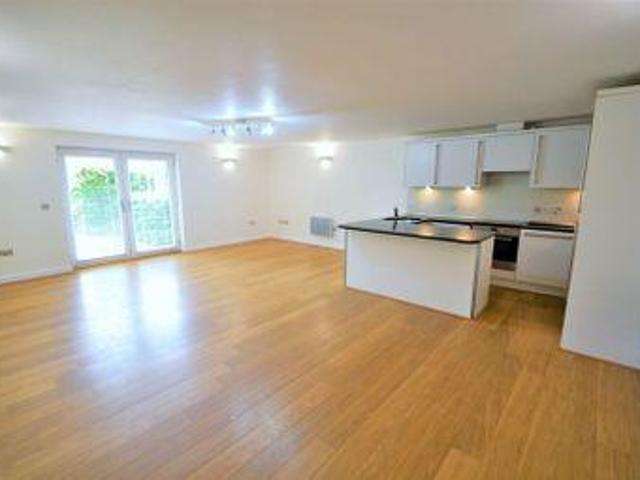 2 Bedrooms Flat for rent in Brackley Road, Eccles, Manchester M30