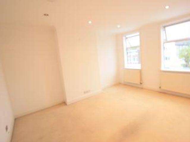 2 Bedrooms Flat for rent in Brighton Road, South Croydon CR2
