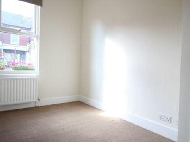 2 Bedrooms Flat for rent in Briscoe Road, London SW19