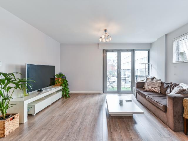 2 Bedrooms Flat for Rent in Britannia Walk | Foxtons